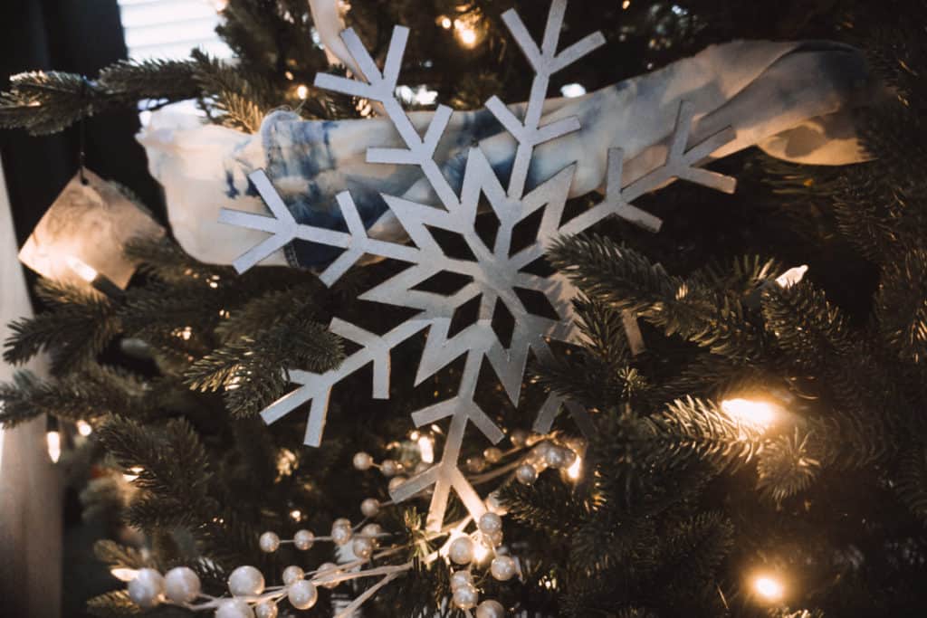 DIY Christmas Tree Snowflakes - PRACTICAL & PRETTY